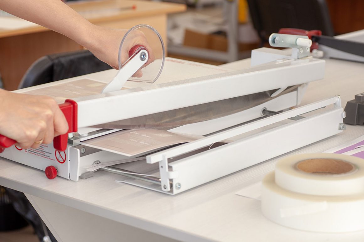 Qué guillotina comprar para cortar papel en tu oficina