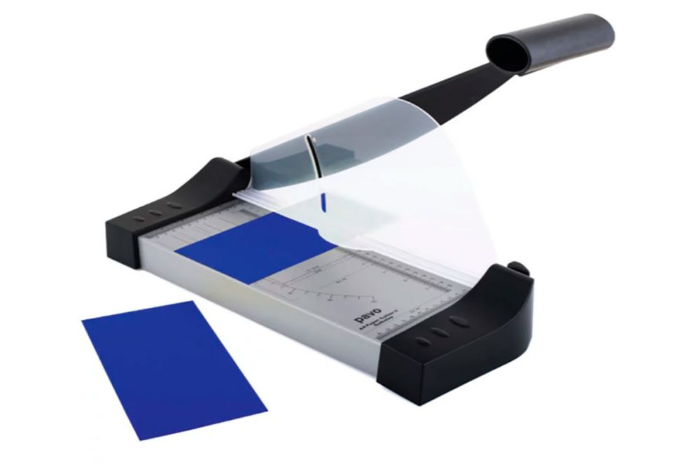 Qué guillotina comprar para cortar papel en tu oficina